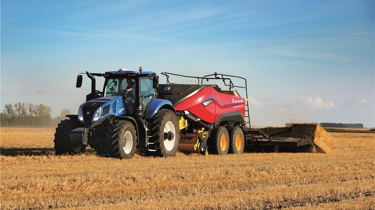 New Holland BigBaler 340 High Density Delivers all-out Efficiency and ...