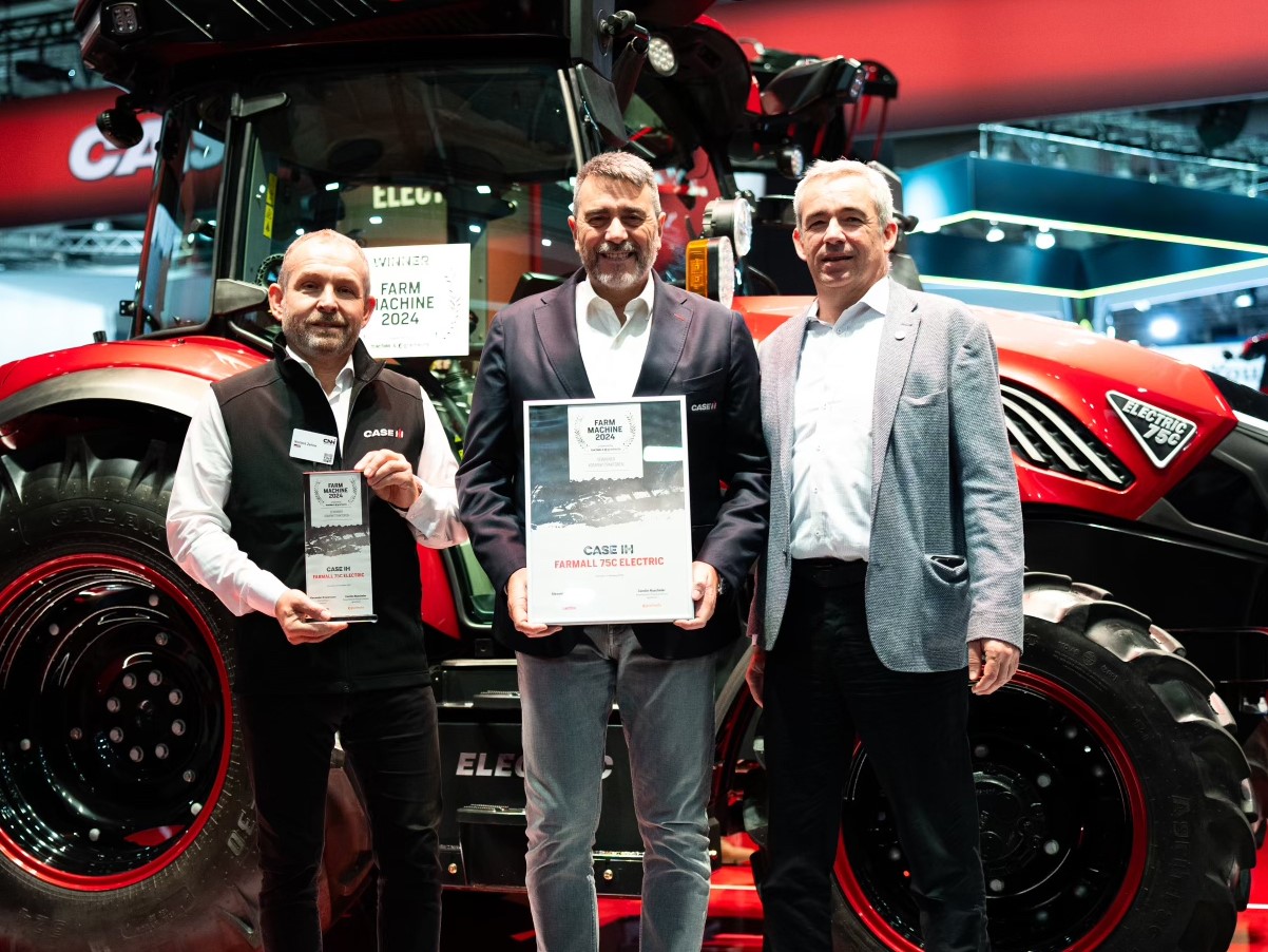 CASE IH_Farmall 75 C Electric wins Farm Machine Award 2024_at Stand