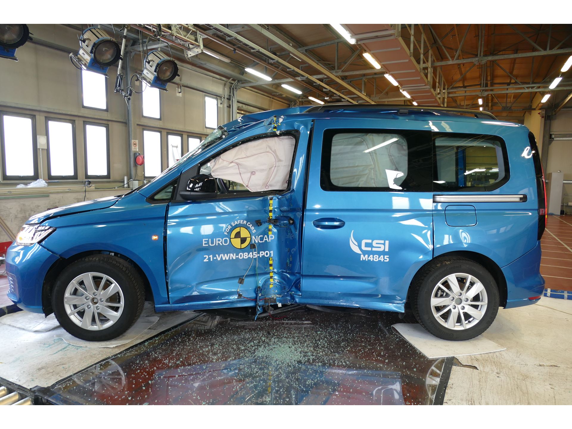 VW Caddy - Side Pole test 2021 - after crash