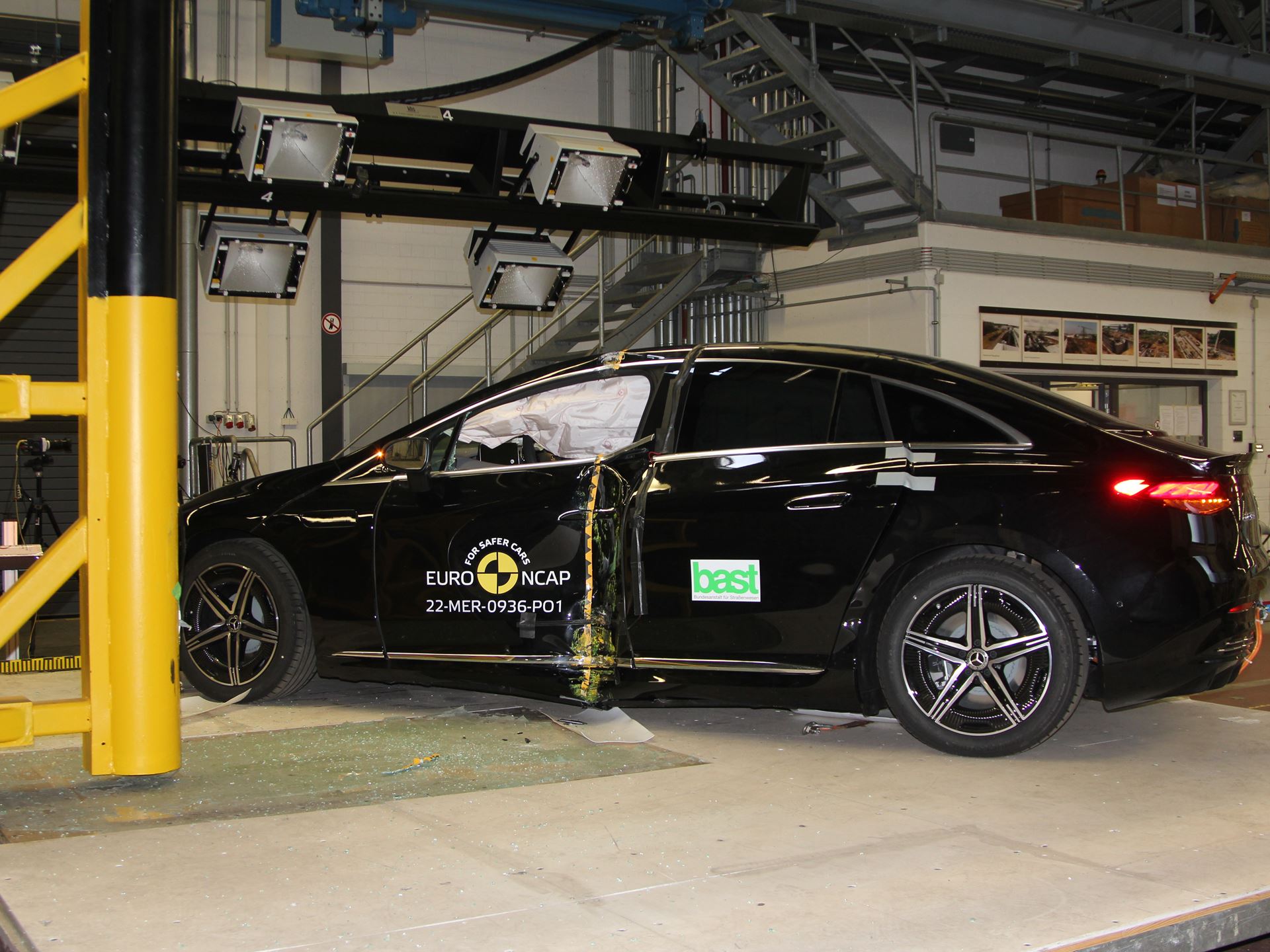 Mercedes-EQ EQE - Side Pole test 2022 - after crash