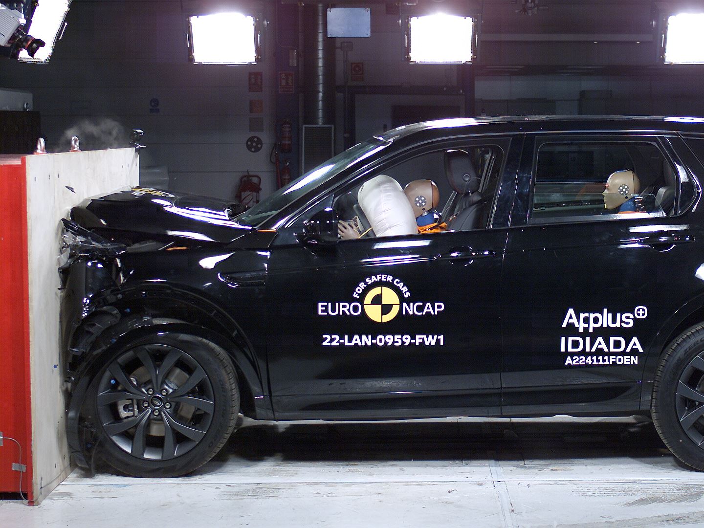 Land Rover Discovery Sport - Full Width Rigid Barrier test 2022