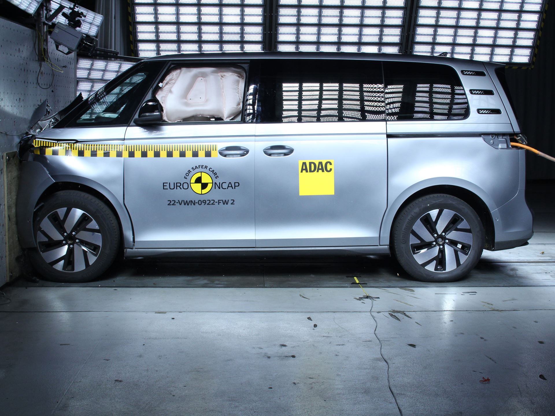 VW ID. Buzz - Full Width Rigid Barrier test 2022