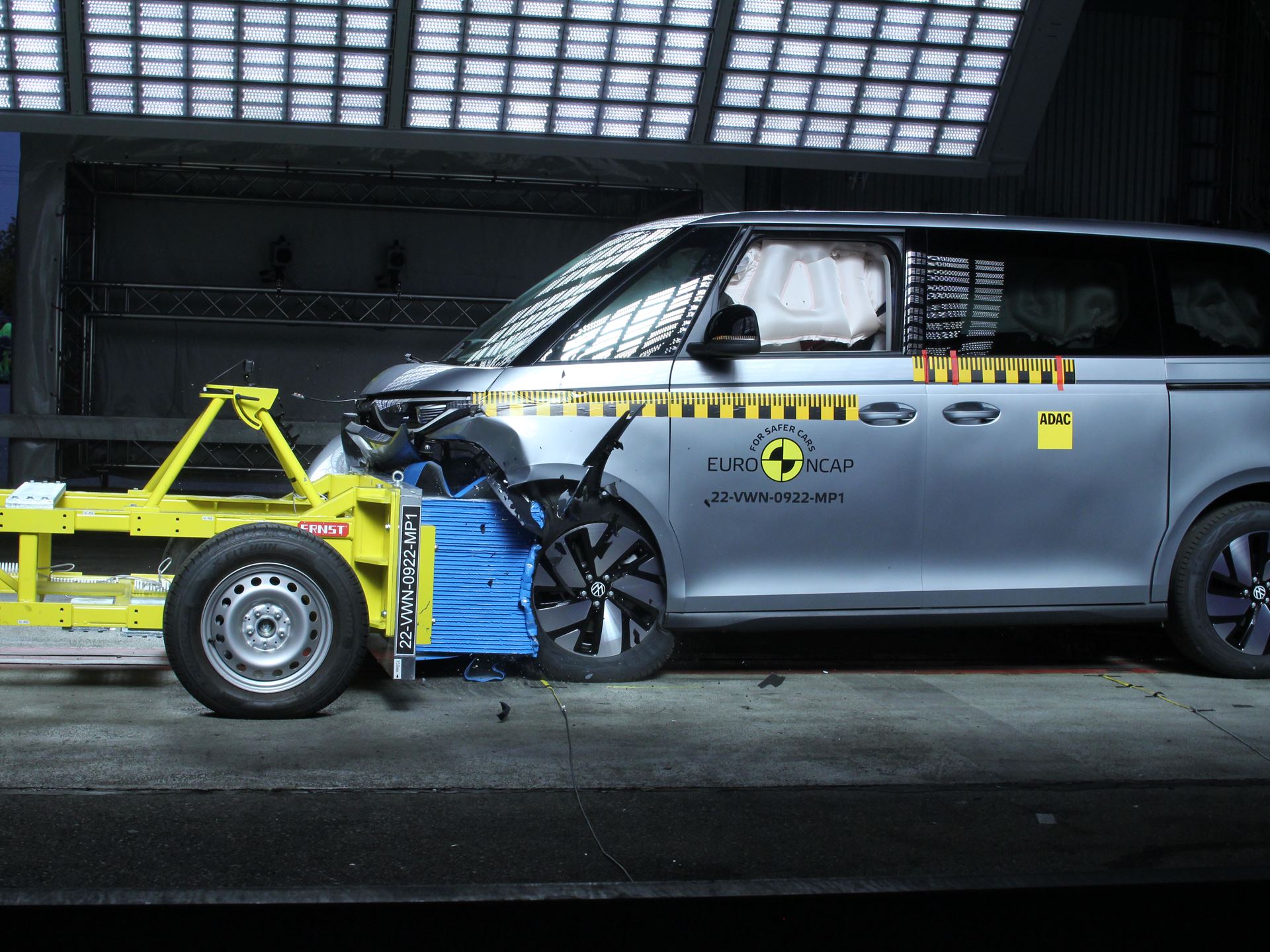 VW ID. Buzz - Mobile Progressive Deformable Barrier test 2022