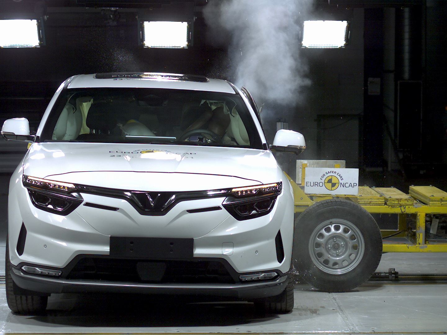 VinFast VF8 - Side Mobile Barrier test 2023