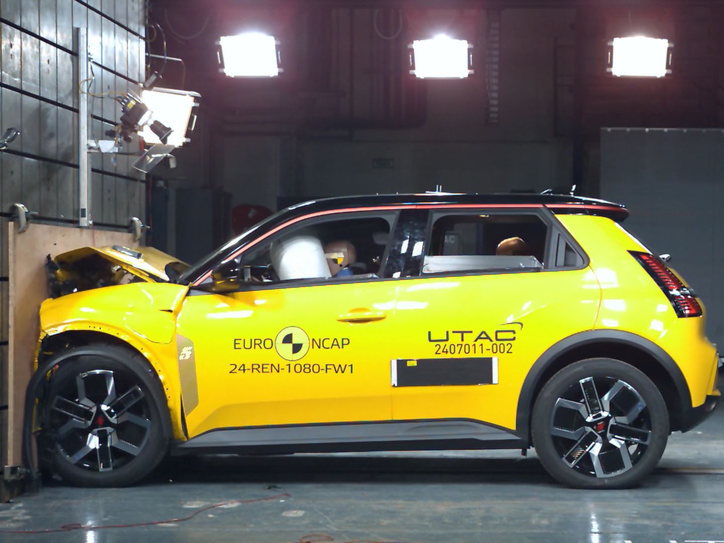 Renault 5 - Full Width Rigid Barrier test 2024