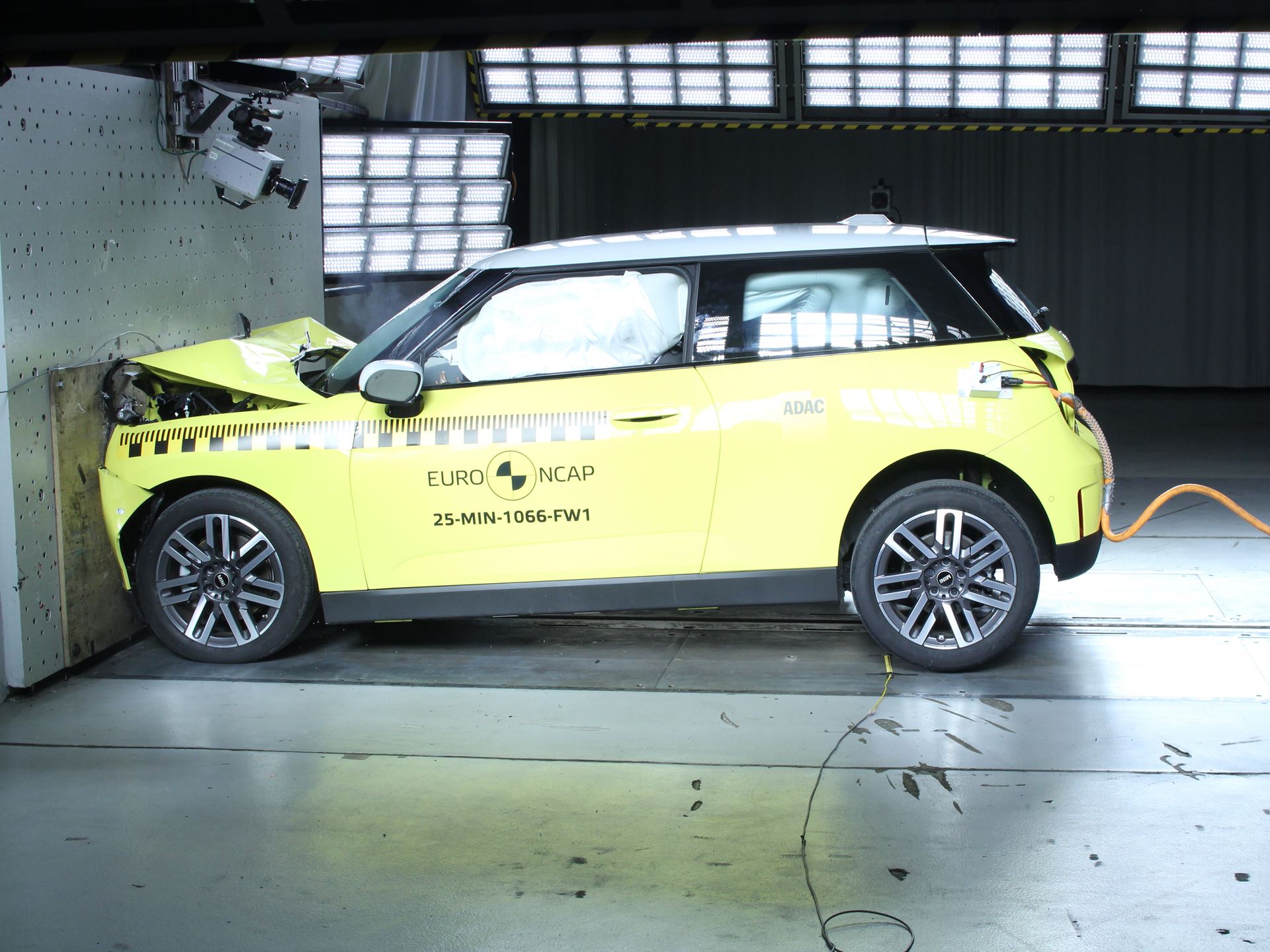 MINI Cooper E - Full Width Rigid Barrier test 2025