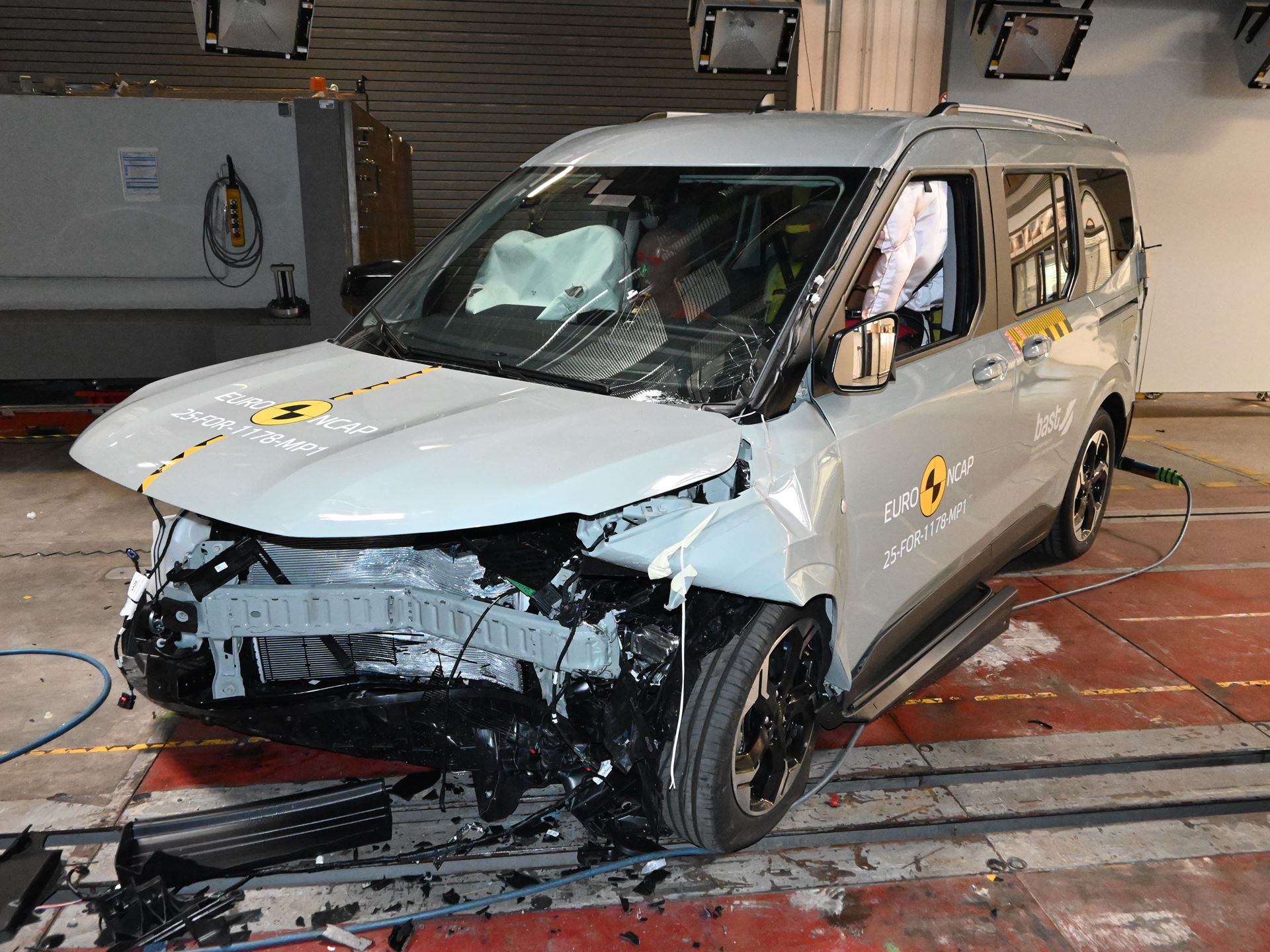 ford-tourneo-courier-bev-2025-1178_MPDB1