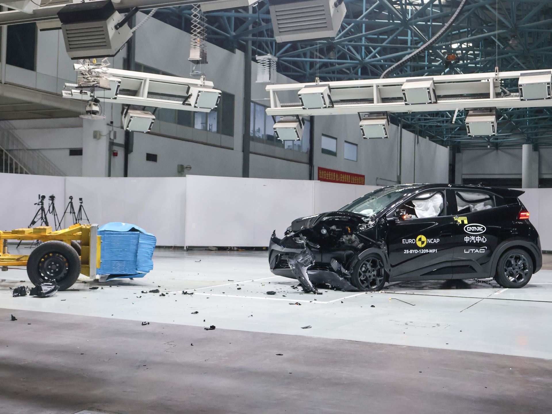 BYD DOLPHIN SURF - Mobile Progressive Deformable Barrier test 2025 ...