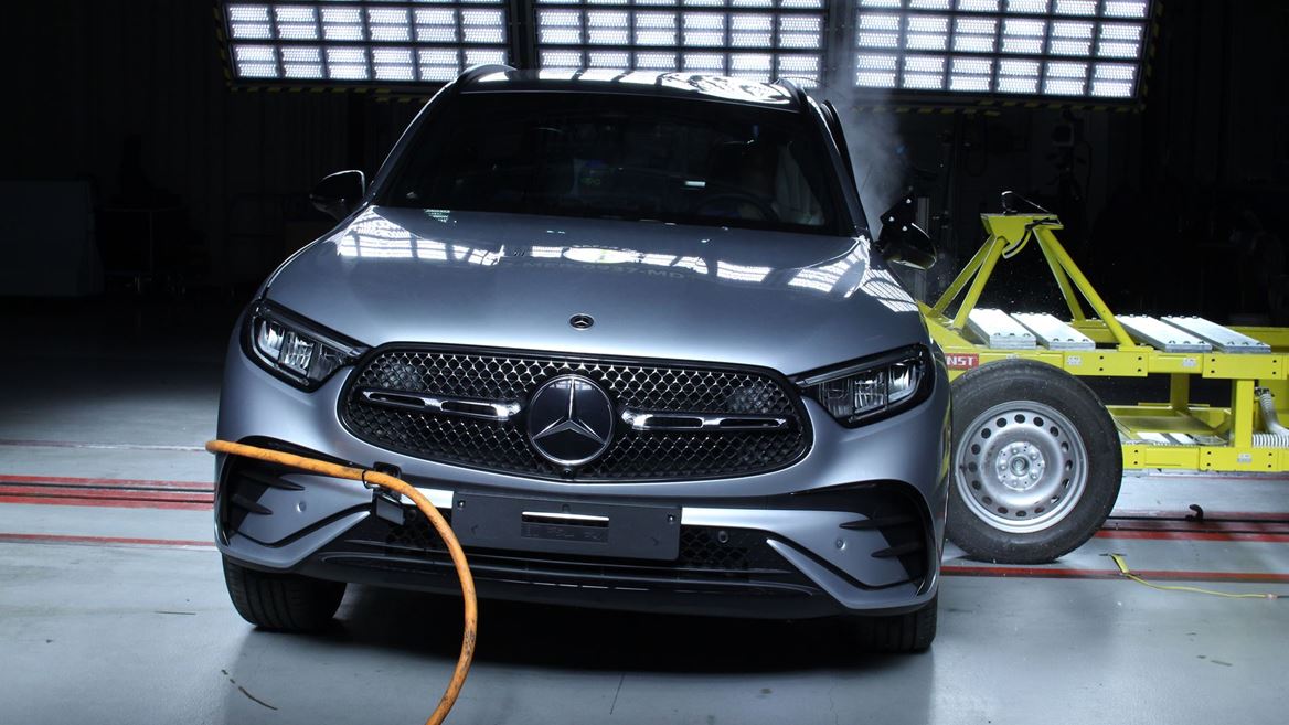Mercedes-Benz GLC - Side Mobile Barrier test 2022