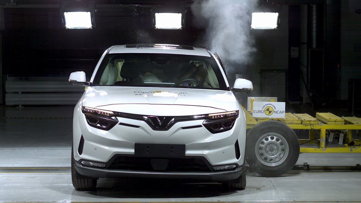 VinFast VF8 - Side Mobile Barrier test 2023