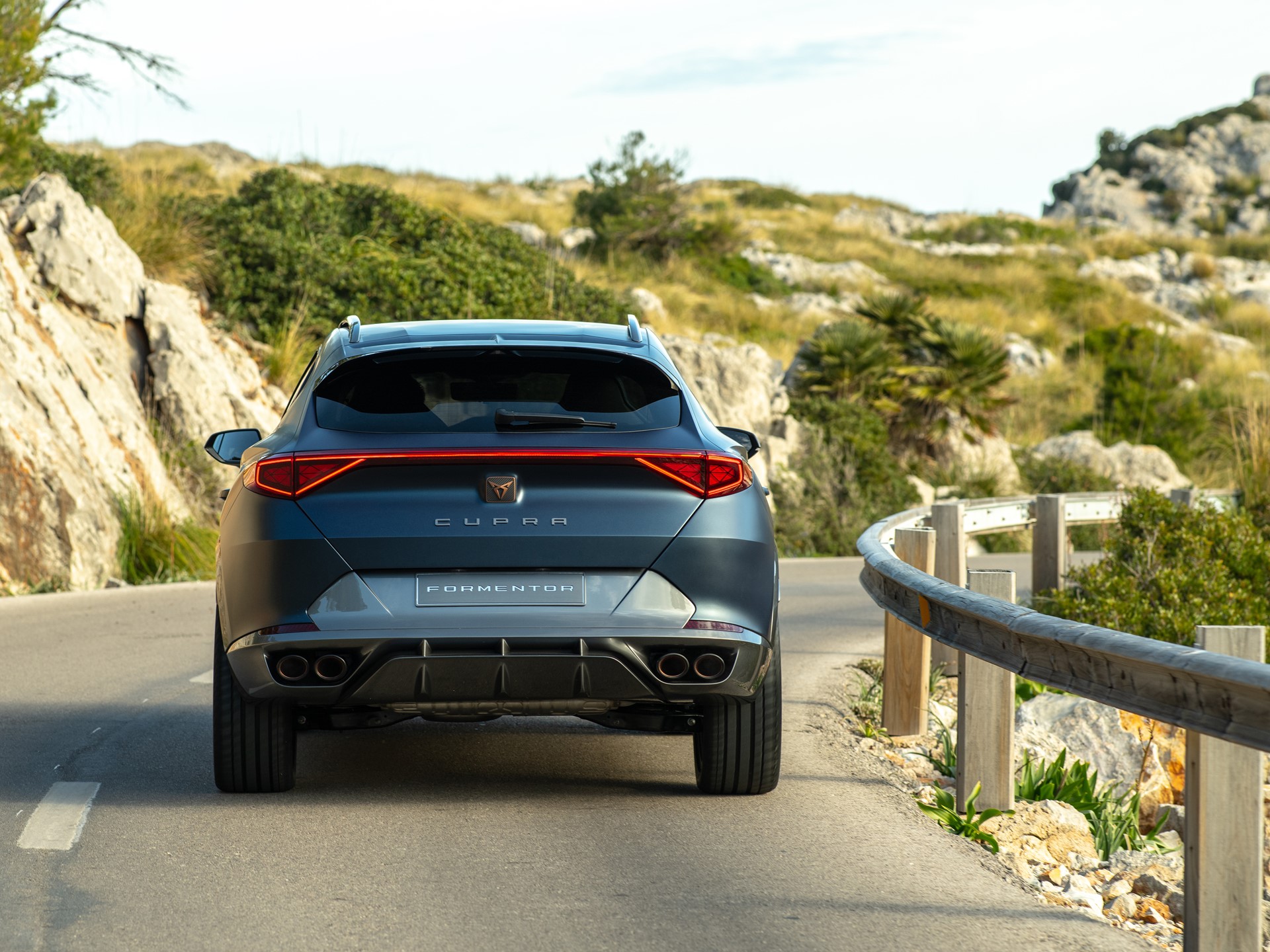 The CUPRA Formentor is equipped with a high-performance plug-in hybrid ...
