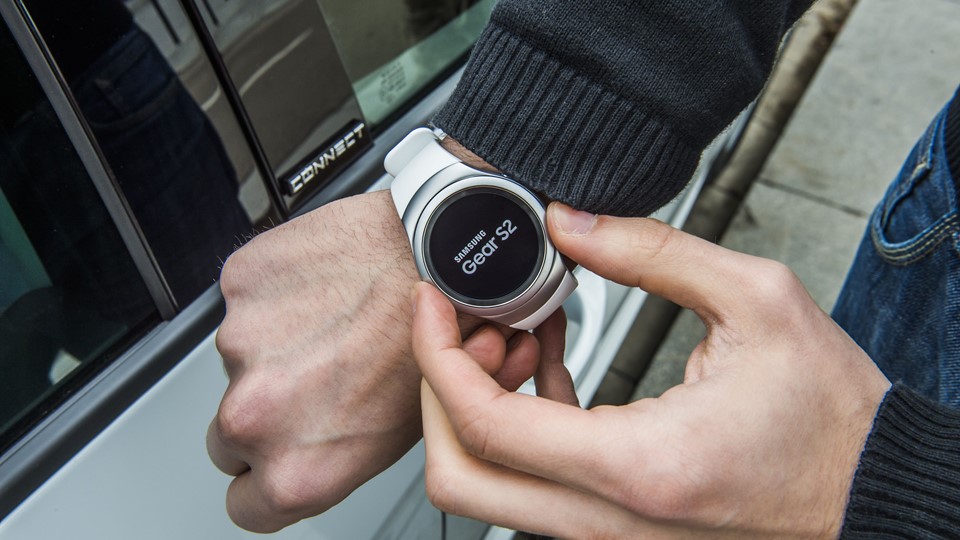 A Samsung wearable to lock and unlock SEAT car