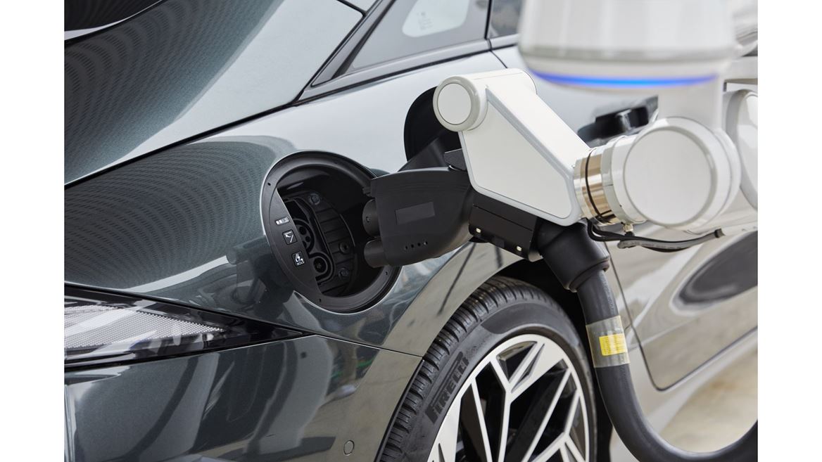 Hyundai Motor Group Shows Newly Developed Automatic Charging Robot for ... Hyundai Motor Group Shows Newly Developed Automatic Charging Robot for ...