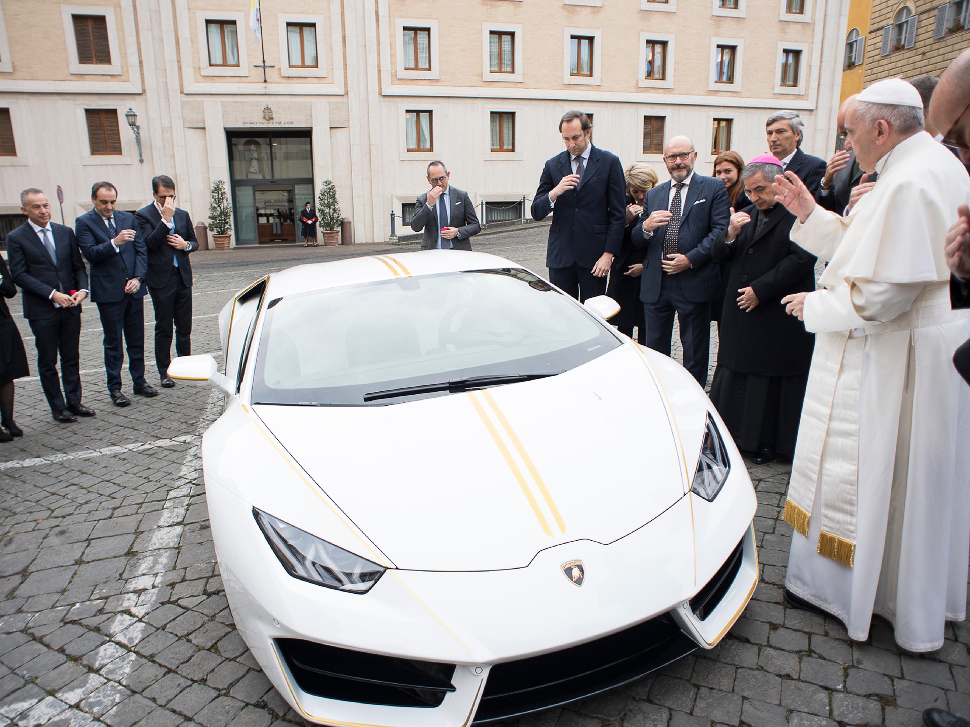 Lamborghini Huracan delivered to Pope Francis - 4