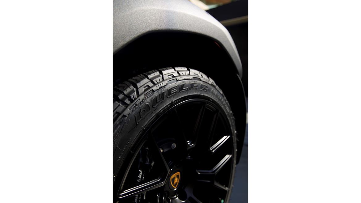 Huracan Sterrato Bridgestone Dueler AT002 tyre